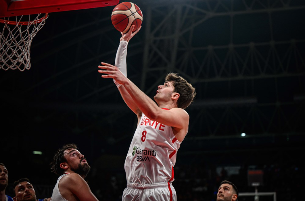 Le tir au buzzer de la victoire pour Tarik Biberovic et la Turquie contre l'Islande