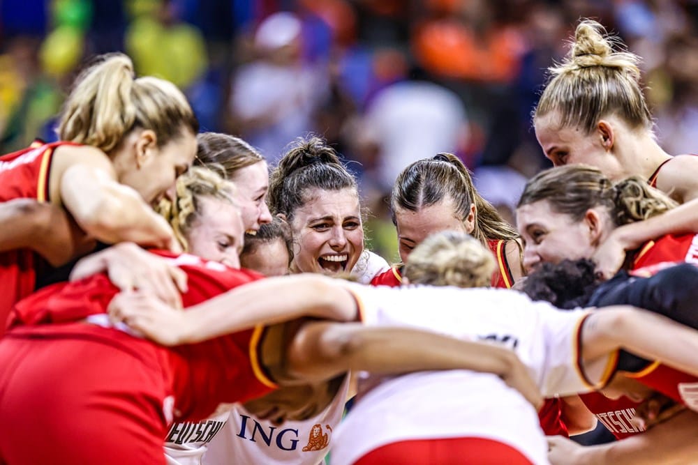 JO : Alexis Peterson, et Luisa Geiselsöder (Basket Landes) avec les 12 ...