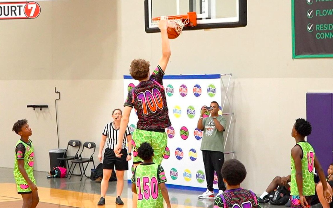 Vidéo : le Canadien Jeremy Gohier, 2,21 m, 13 ans