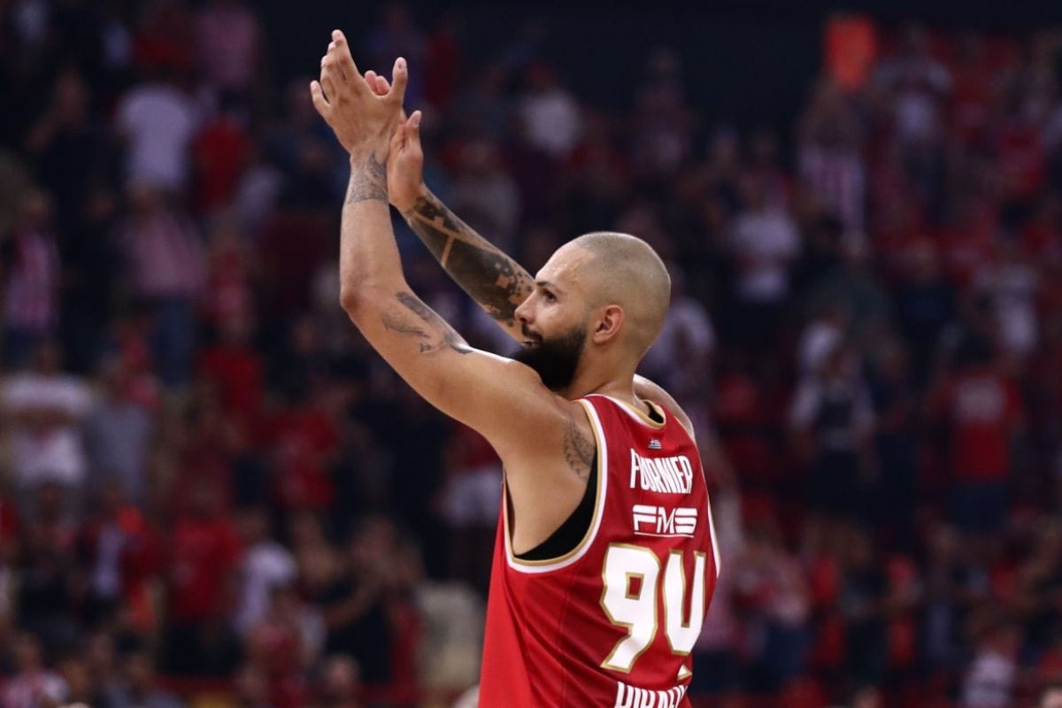 Evan Fournier montre les crocs