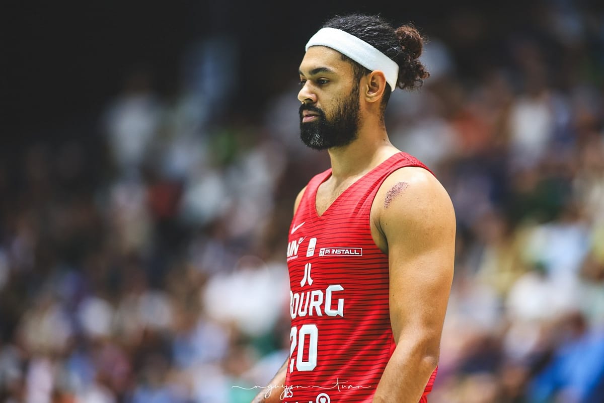 Paris pioche à Bourg-en-Bresse avec Jeremy Morgan et Joël Ayayi