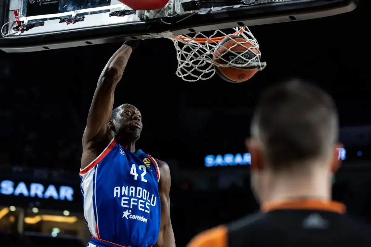 Huit ans plus tard, la légende Bryant Dunston et l’Anadolu Efes se ...