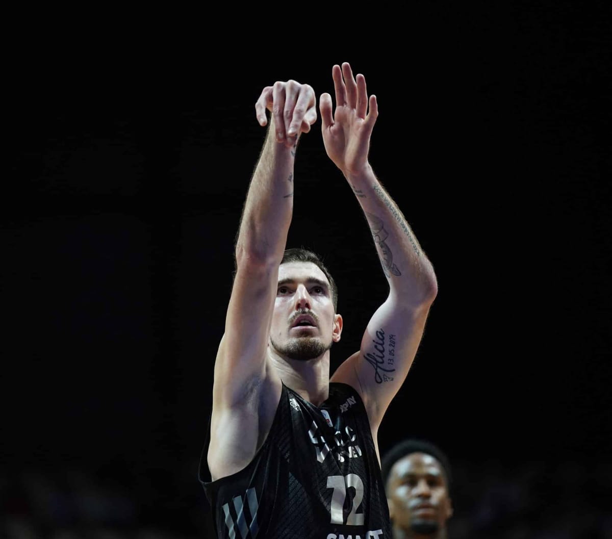 Vidéo : Le trois-points majestueux de Nando De Colo qui donne la ...