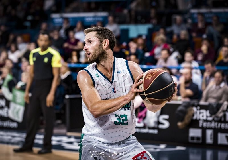 Jeep® ÉLITE : Mickey McConnell prolonge un mois à Pau – Basket Europe