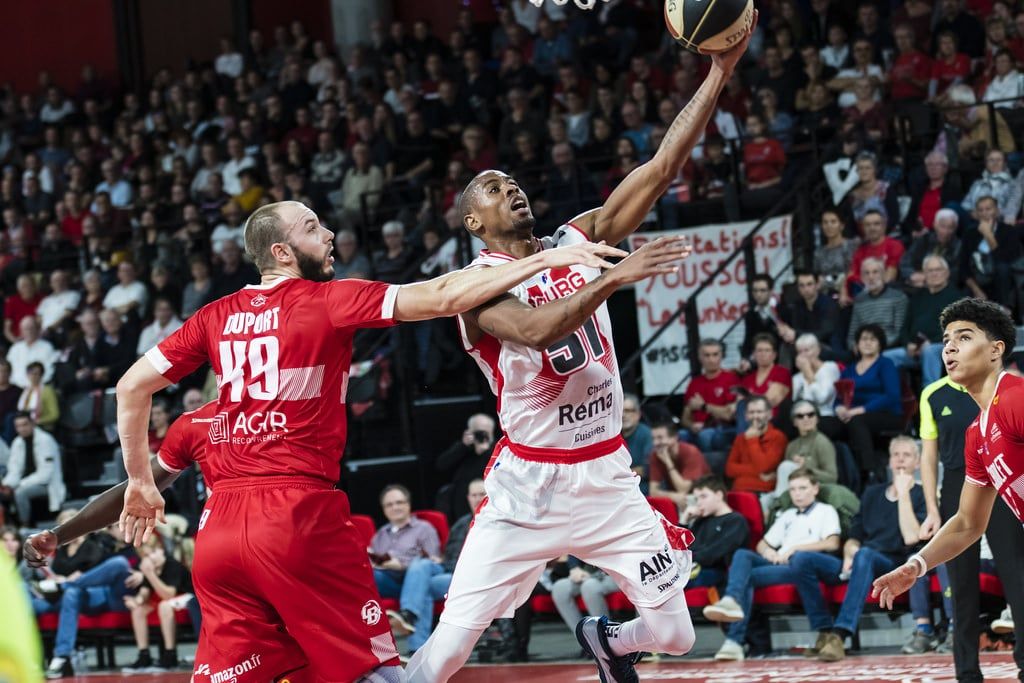 Vidéo : du milieu de terrain, Garrett Sim envoie LaMonte Ulmer au alley ...