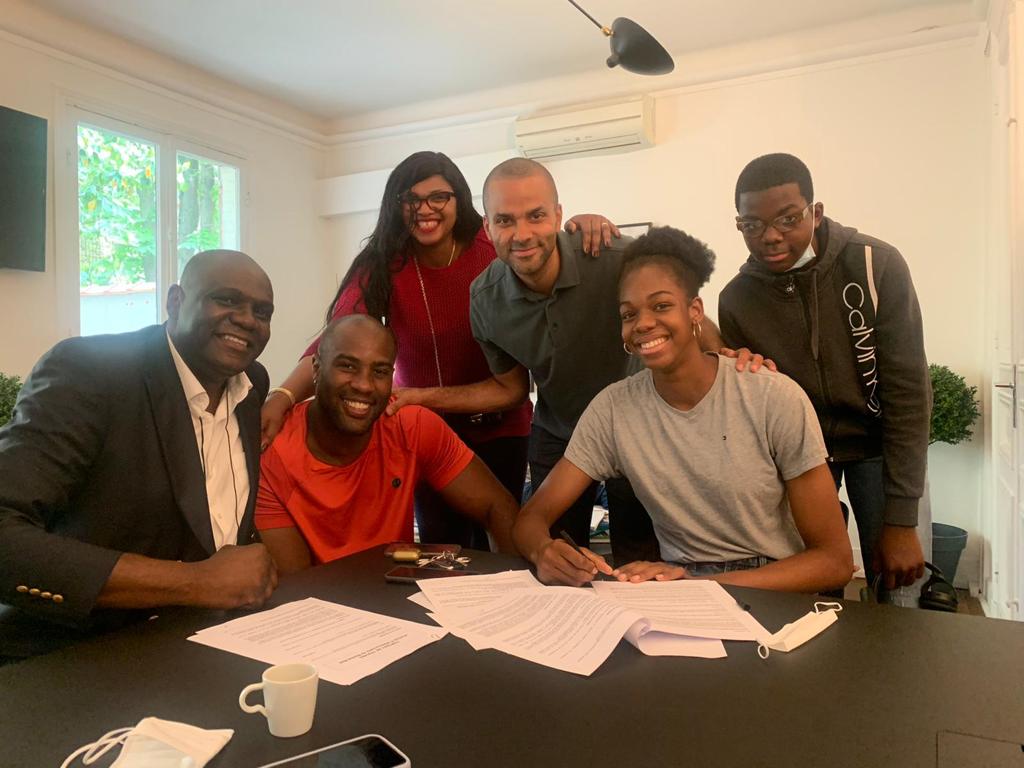 Vidéo : Le dunk de Dominique Malonga, 16 ans, la Victor Wembanyama au ...