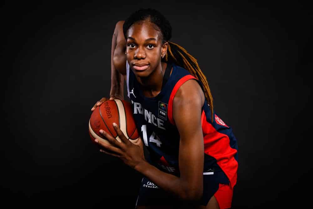 Dominique Malonga va devenir la plus jeune sélectionnée en équipe de ...