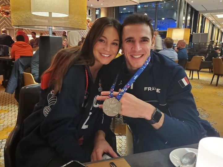 La photo : Terry Tarpey, sa femme et sa médaille – Basket Europe