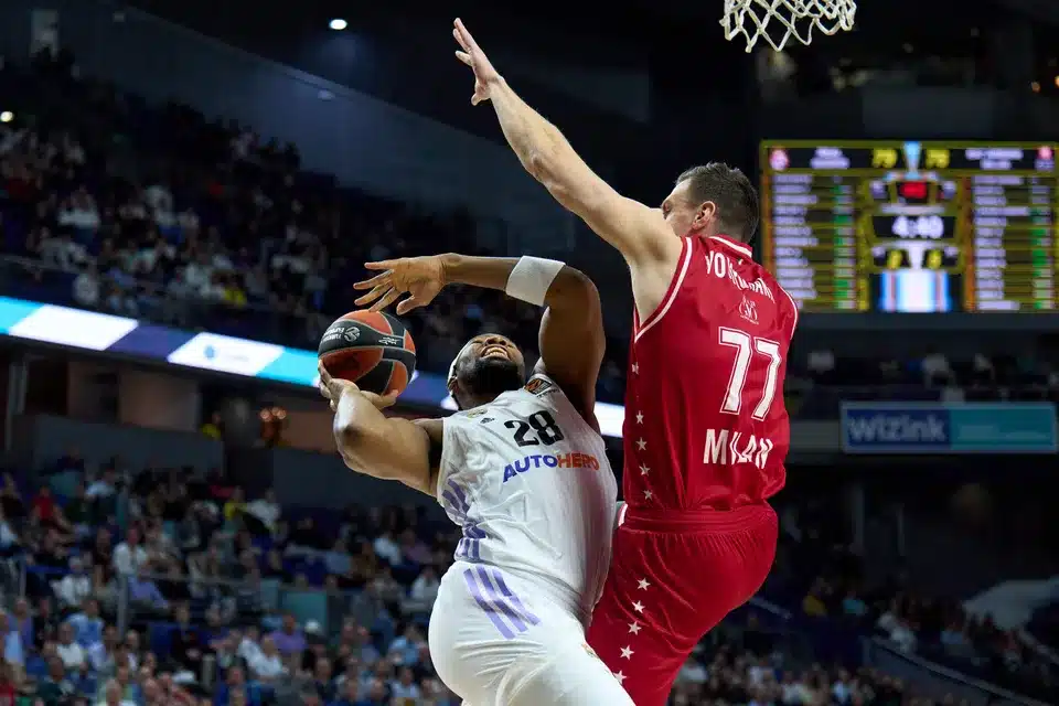 Top 10 Euroleague : quand Guerschon Yabusele met Timothé Luwawu sur un ...