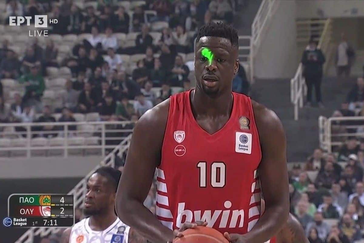La photo : Un laser dans l’oeil de Moustapha Fall | Basket Europe