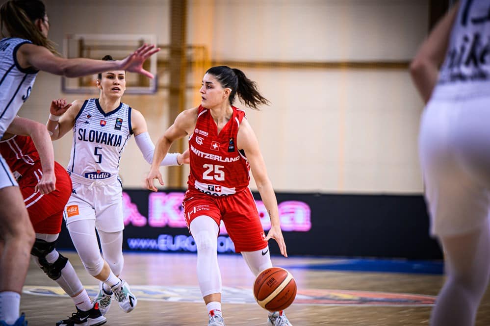 La Suissesse Nancy Fora et les jeunes Jess-Mine Zodia et Maëva Marcq à ...