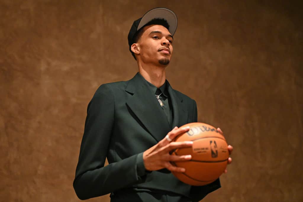 A la draft, Victor Wembanyama a porté des chaussures de pointure 57 ...